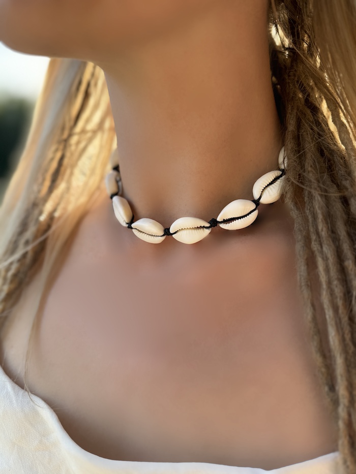 Cowrie shell necklace - black&white - Orca Legacy